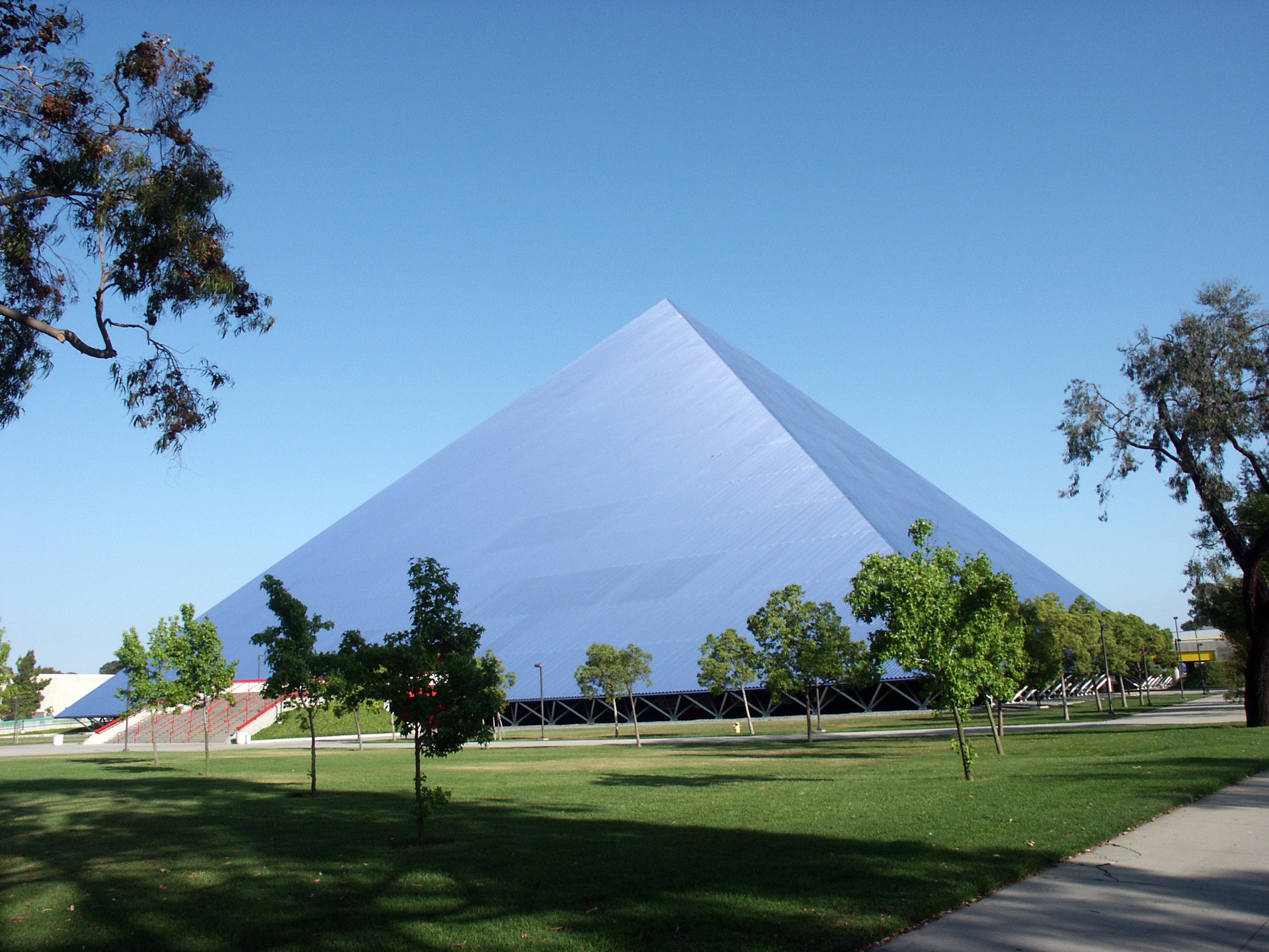 Walter Pyramid | Basketball Tripper